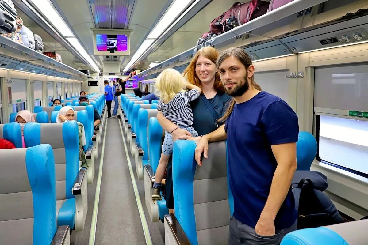 KAI: 694 Ribu Wisman Naik Kereta Api Jarak Jauh di 2025 - Periskop